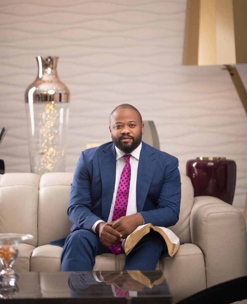 Le pasteur Moise Mbiye, représentant légal de Cité Bethel, organise le ...