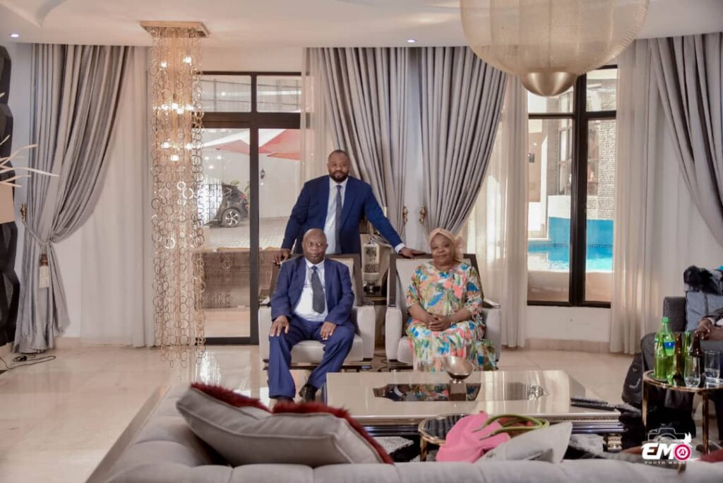 Le pasteur Moise Mbiye, représentant légal de Cité Bethel, organise le ...