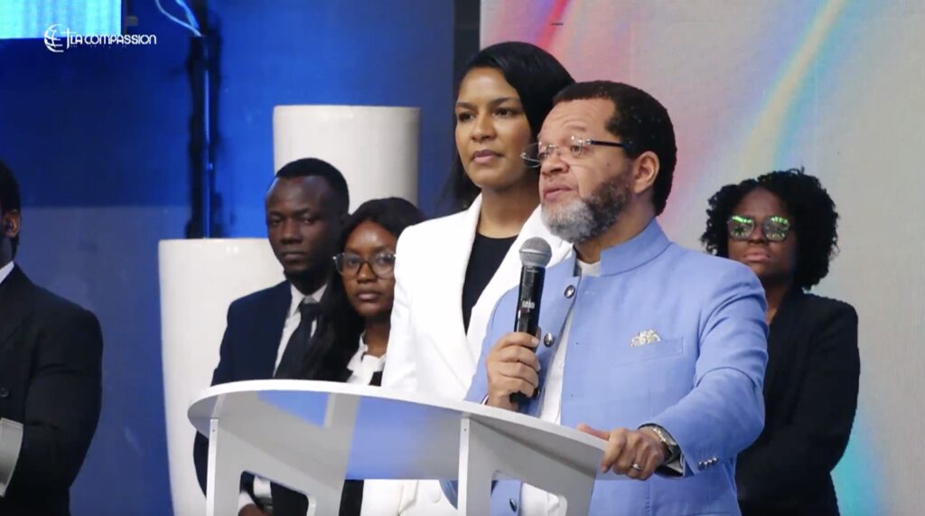 Le pasteur Marcello Tunasi présente son épouse Esther Aïcha à l'église La Compassion - ACTUALITÉ ...